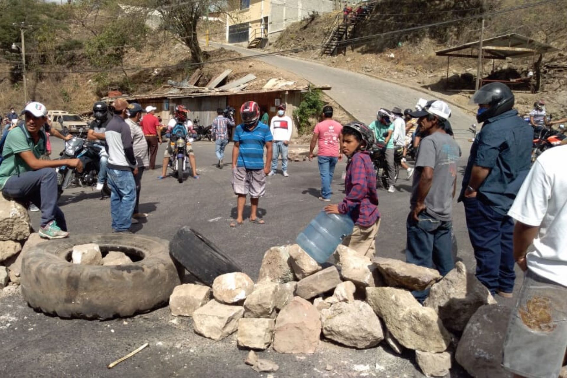 Falta de alimentos y agua provocan protestas en varios sectores del ...