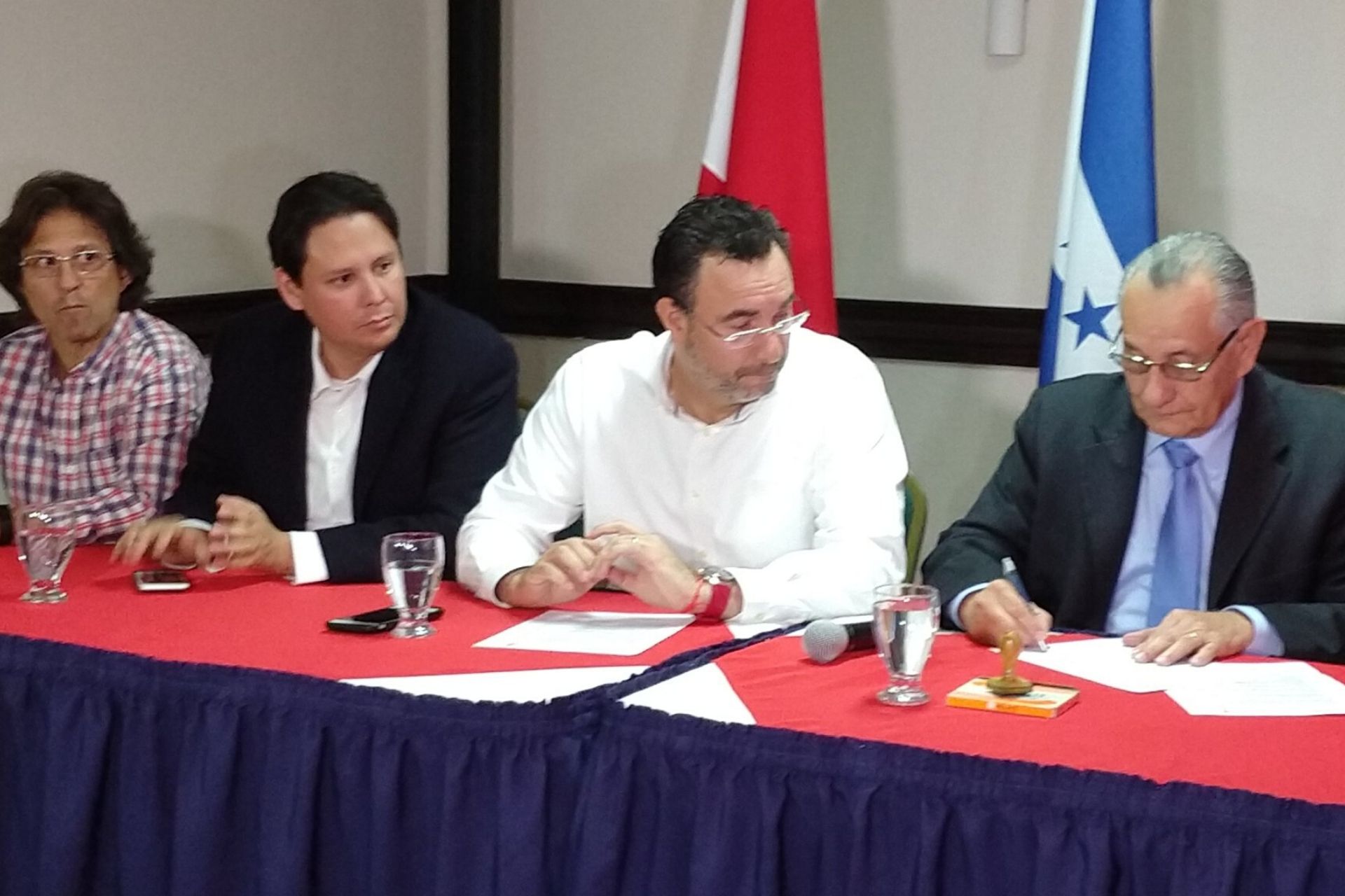 Partido Liberal y Pinu-SD pactan nueva “alianza”. - El Pulso